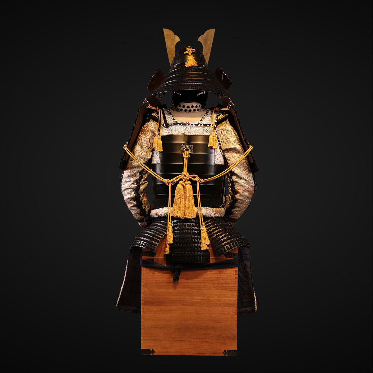 Handmade Life-Size Tokugawa Clan Samurai Armor in Black & White– COOLKATANA